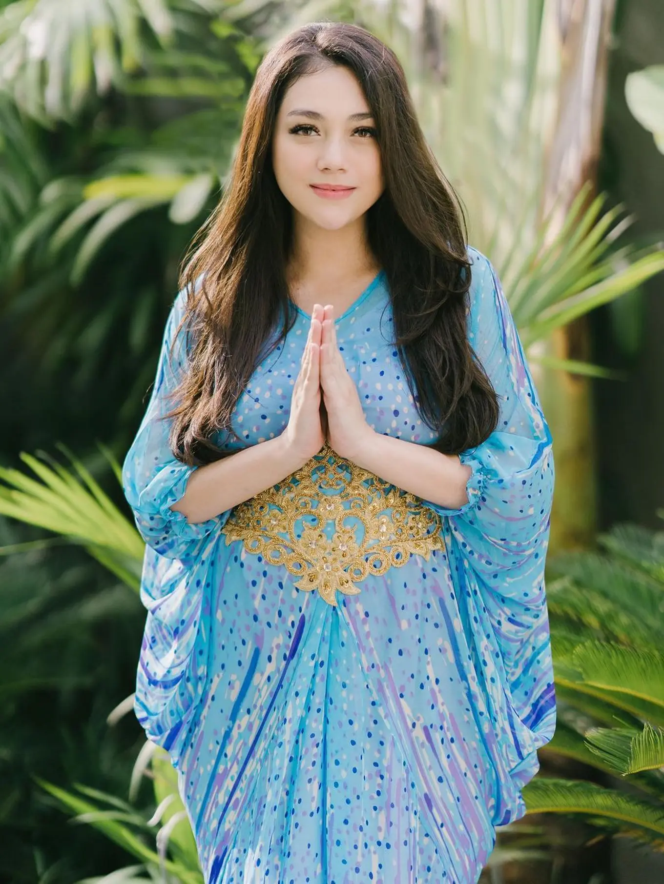 8 Potret Cantik Celine Evangelista dengan Kaftan, Ada yang Model Kimono