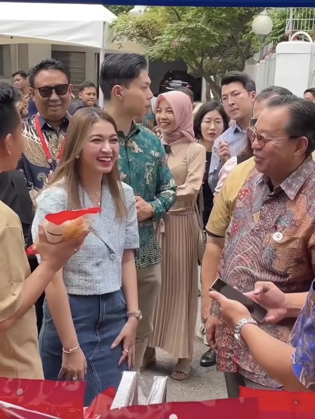 8 Pesona Selvi Ananda di Seoul Tampil Kasual dengan Rambut Blonde ...