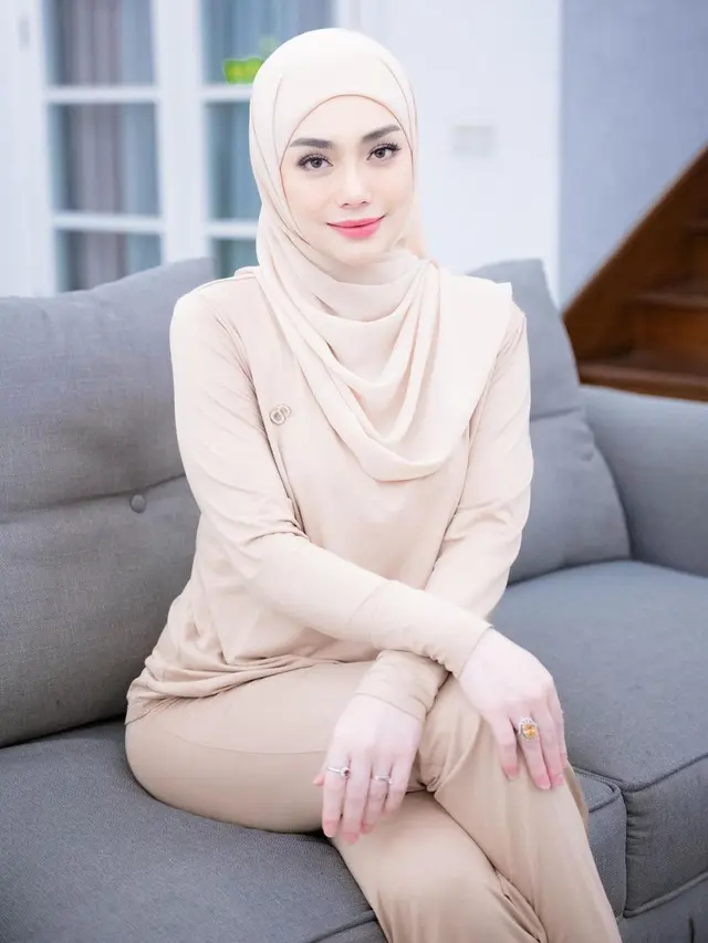 8 Potret Celine Evangelista Memesona dengan Hijab, Disebut Sudah Mualaf oleh Umi Pipik - Hot ...