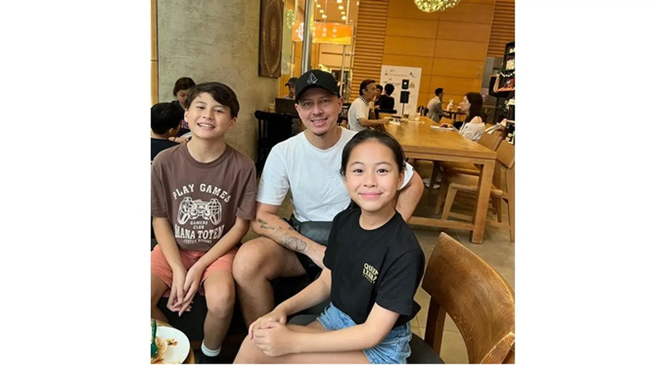 6 Potret Kebersamaan Pierre Roland 'Gerhana' dan Sang Putri yang Idap ...