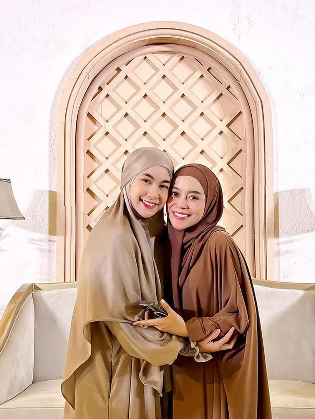 Sederet Artis Dibalut Tunik hingga Dress Polos Dipadukan Kerudung yang Cocok untuk Ramadan, dari ...