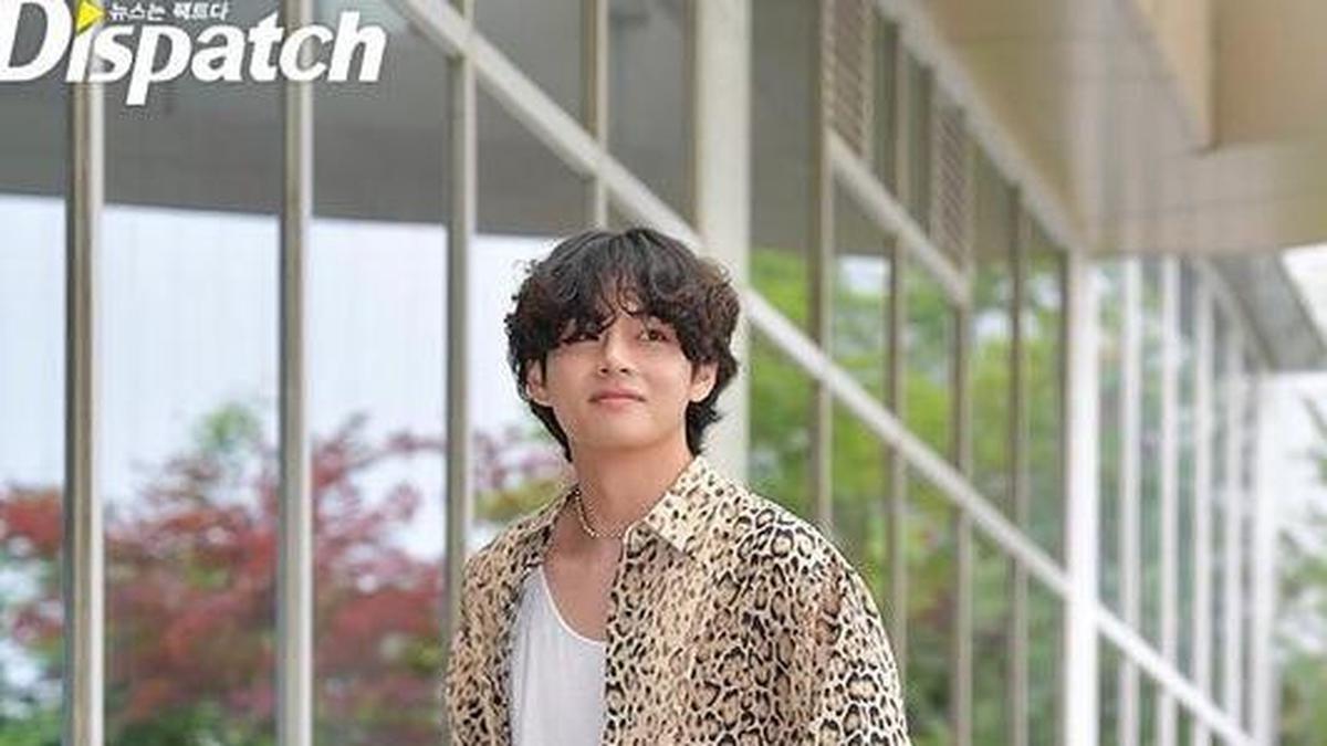 Gaya Modis V BTS Menuju Paris, Pancarkan Aura Pangeran - Entertainment ...