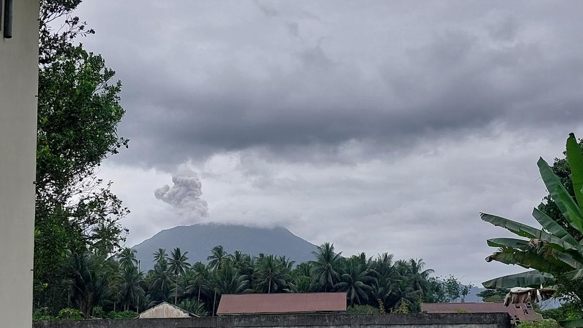 Gunung Ibu Erupsi Semburkan Abu Vulkanik 600 Meter, Warga Diimbau Waspada Radius Bahaya ...