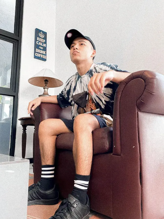 7 Gaya Brandon De Angelo saat Pakai Topi, Tetap Tampil Stylish ...