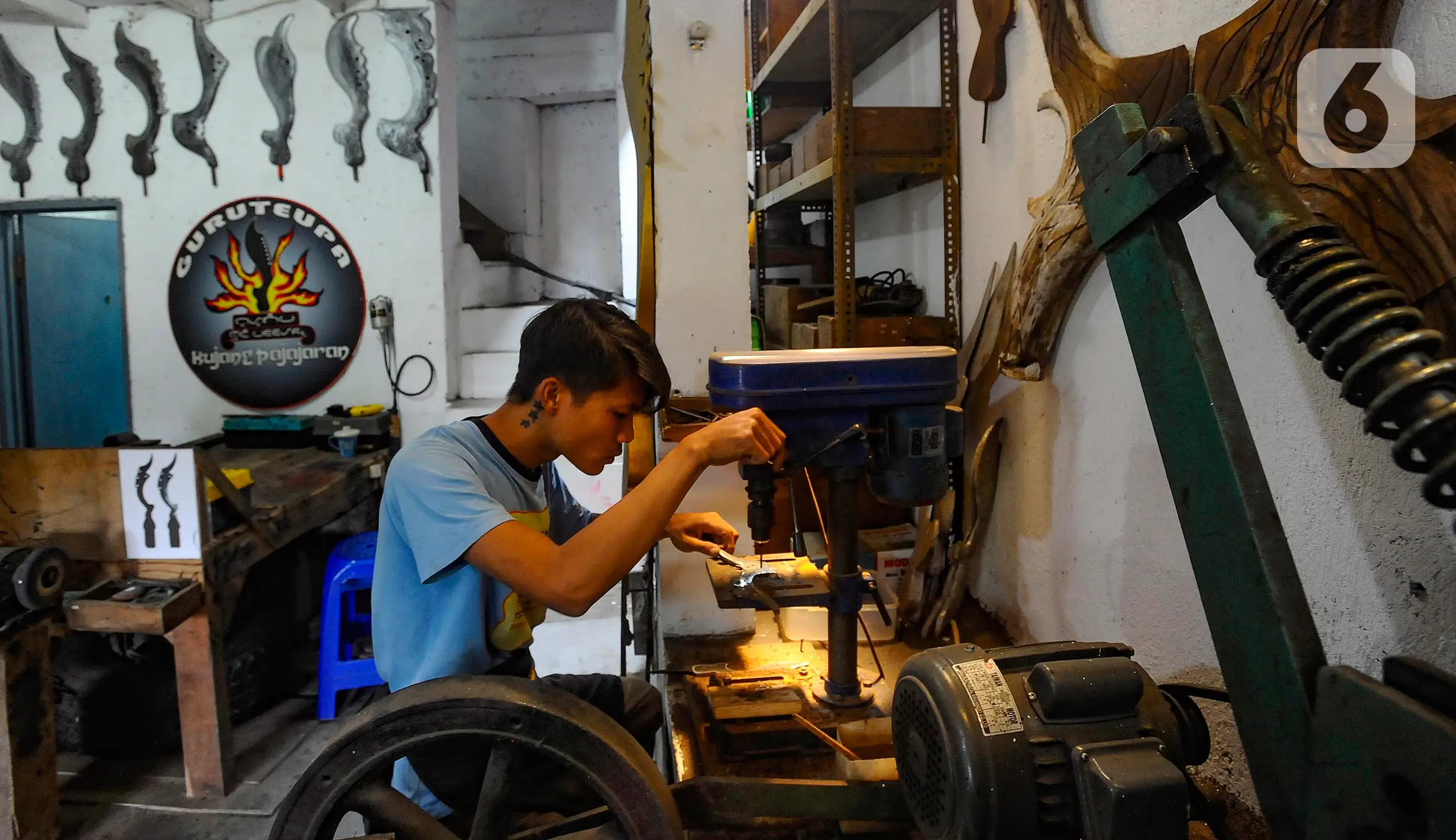 Melihat Proses Pembuatan Senjata Pusaka Kujang Khas Jawa Barat - Foto ...