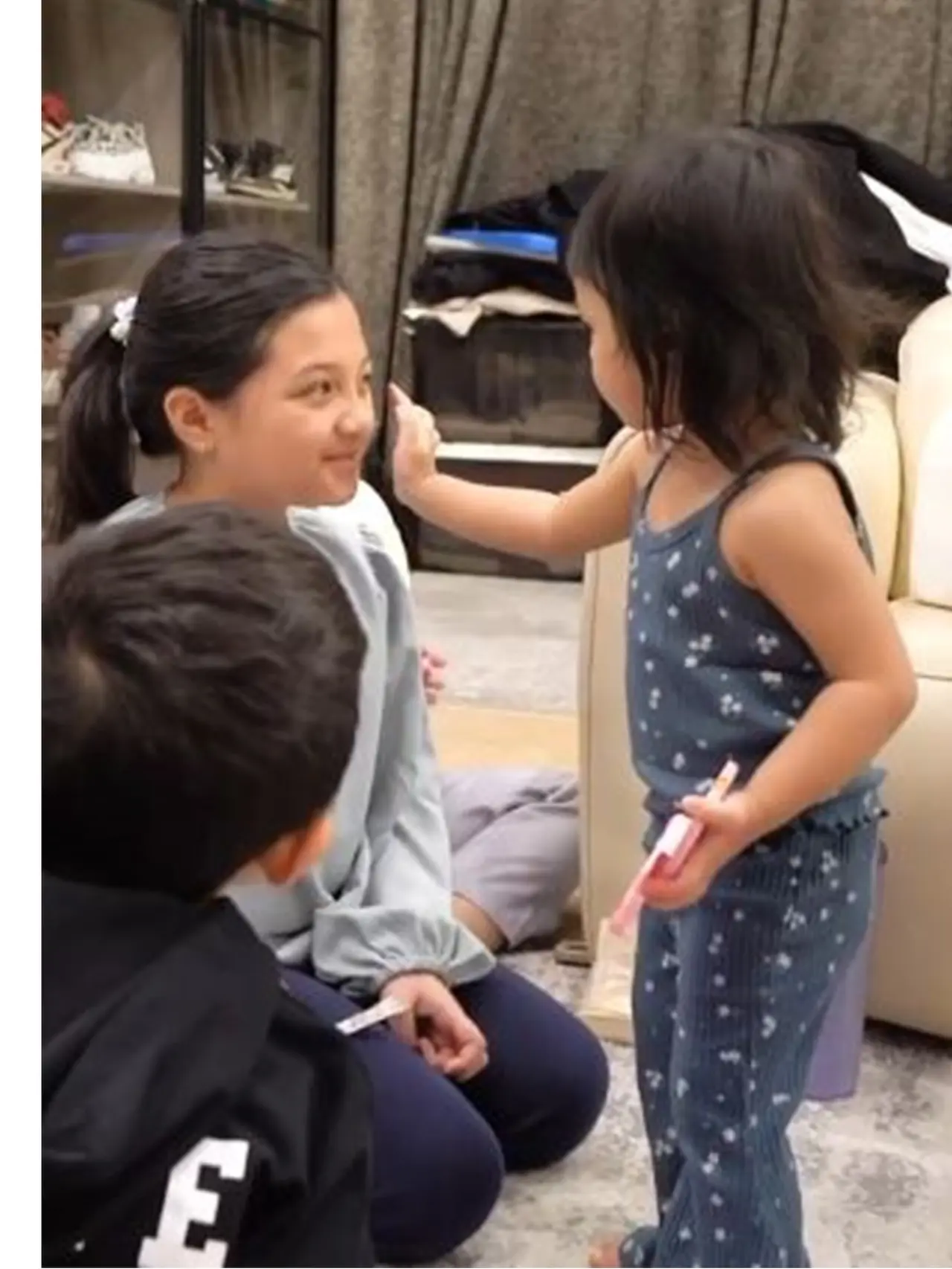 6 Potret Arsy Hermansyah Momong Ameena dan Azura, Jadi 'Onty' Kesayangan - Hot Liputan6.com