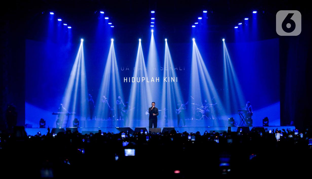 Penampilan Tulus di Konser Penutup Tur Manusia 2023 Jakarta
