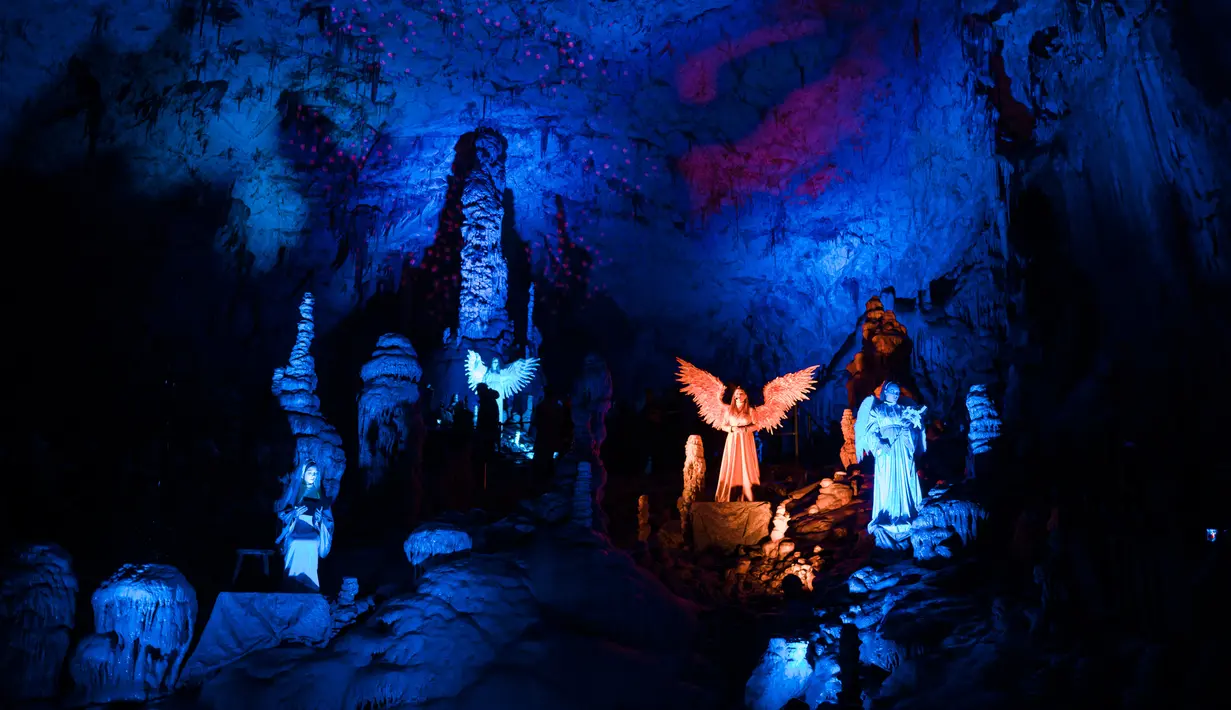 FOTO: Slovenia Tampilkan Diorama Natal di Dalam Gua - Foto Liputan6.com
