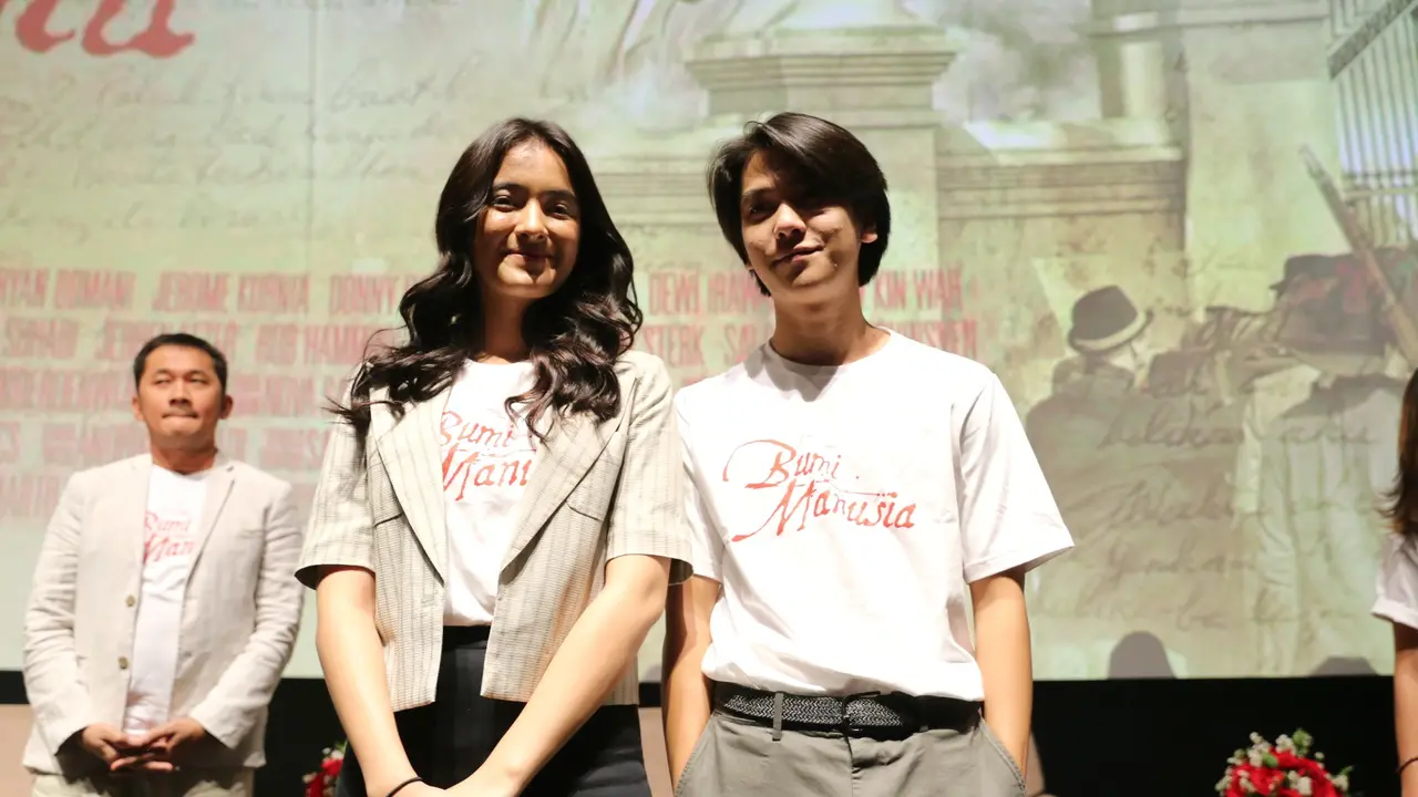 Warga Surabaya Sambut Histeris Kedatangan Pemain Film Perburuan dan Bumi Manusia - ShowBiz ...