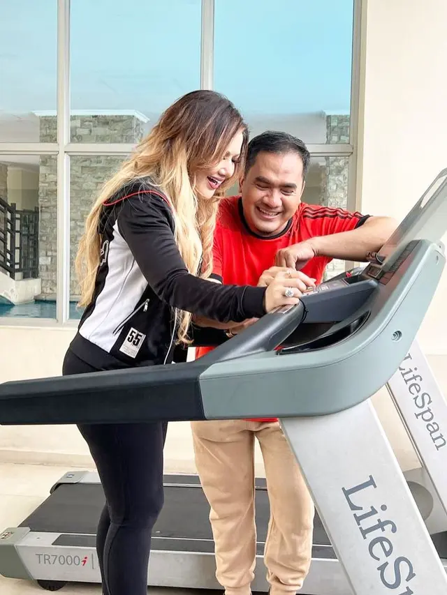 Duet Lagu Bareng, Ini 6 Potret Kedekatan Barbie Kumalasari dan Saipul ...