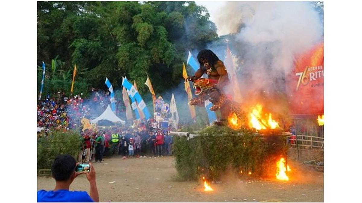 Momen Perayaan Ritual 1 Suro di Gunung Kawi, Kirab Sesaji hingga Bakar ...