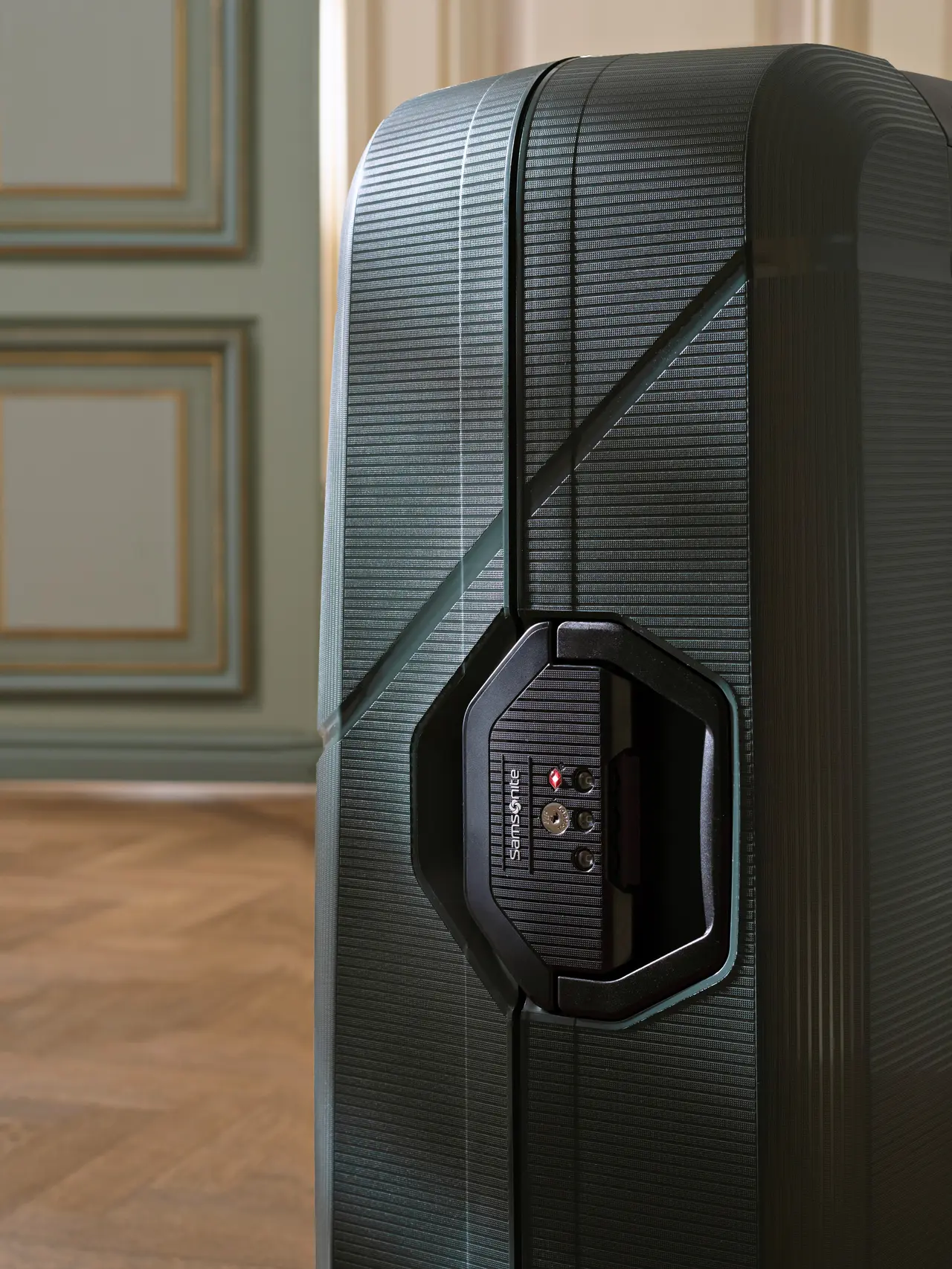 Menerapkan Traveling yang Ramah Lingkungan dengan Koper Botol Plastik