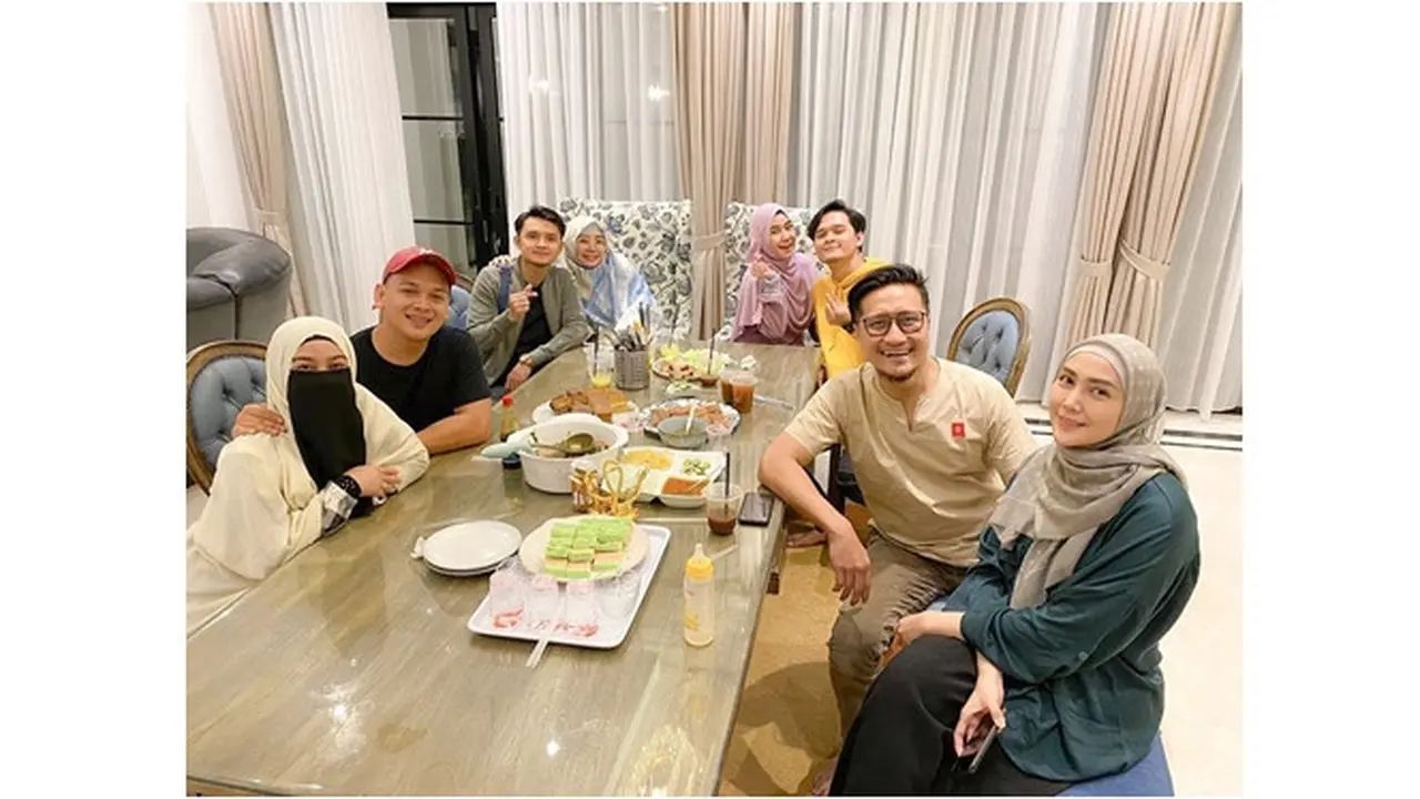 Cerai Usai 11 Tahun Menikah, Ini 6 Potret Kenangan Dodi Hidayatullah dan Istri - Hot Liputan6.com