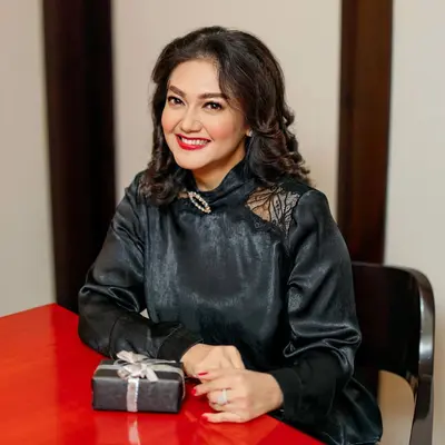 10 Potret Bella Saphira dengan Senyum Cantiknya, Tetap Modis di Usia 51 ...