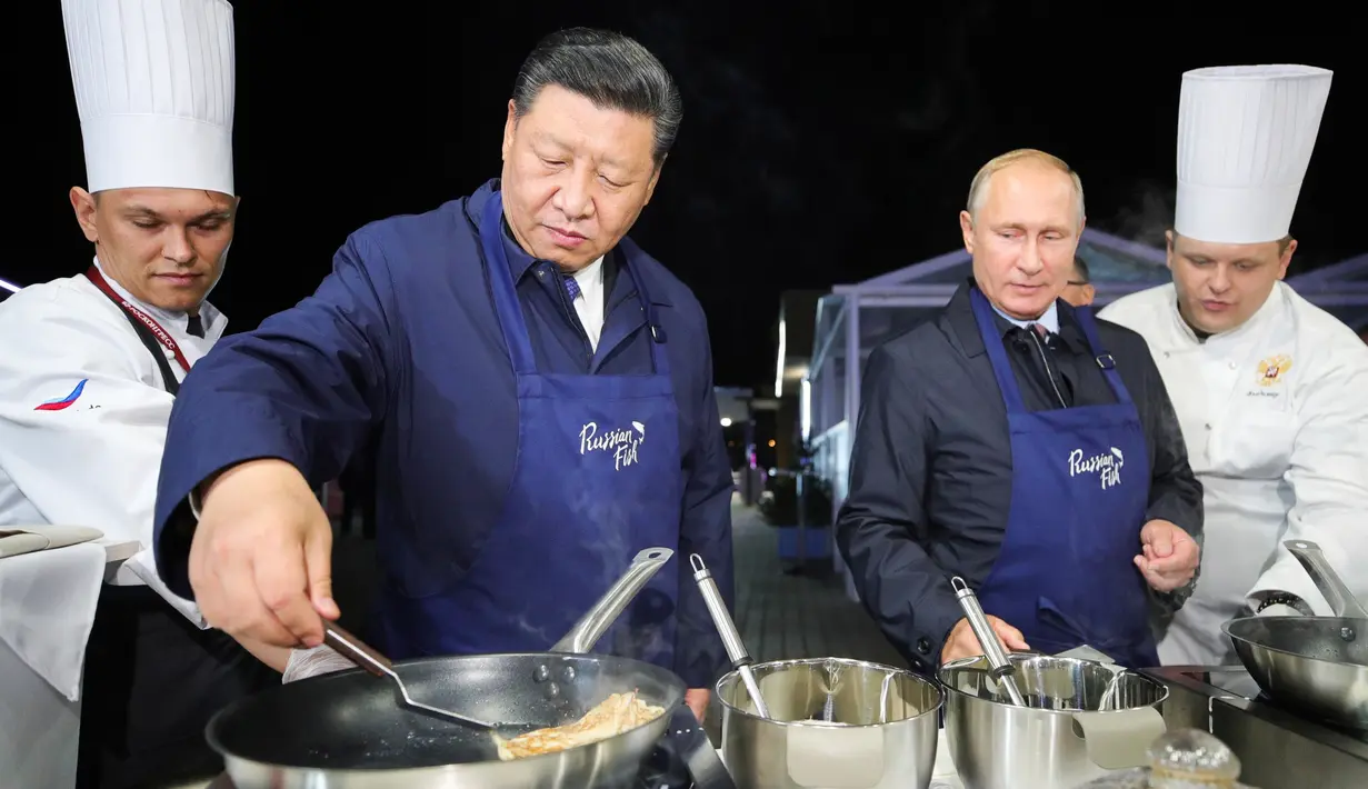 FOTO: Aksi Putin dan Xi Jinping Saat Bikin Pancake Bersama - Foto ...