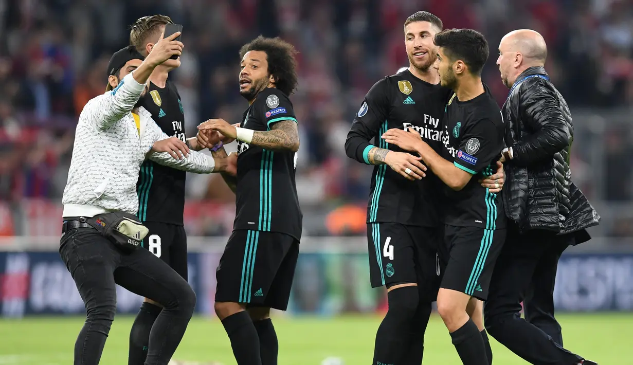 FOTO: Ulah Unik Suporter Terobos Lapangan di Laga Munchen Vs Real ...
