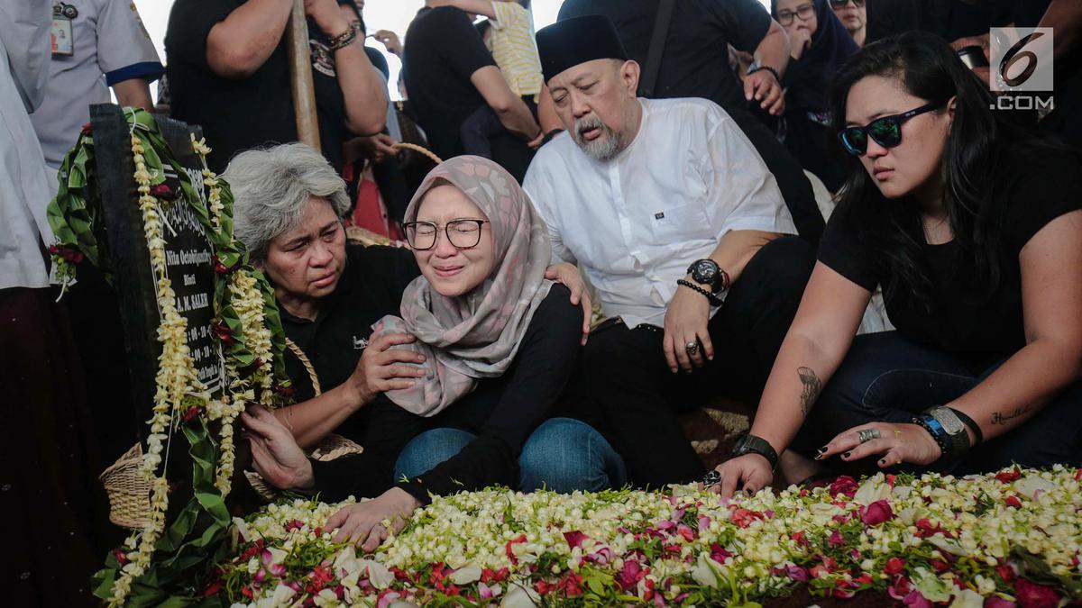 FOTO: Duka Indro Warkop dan Anak di Pusara Nita Octobijanthy - Foto ...