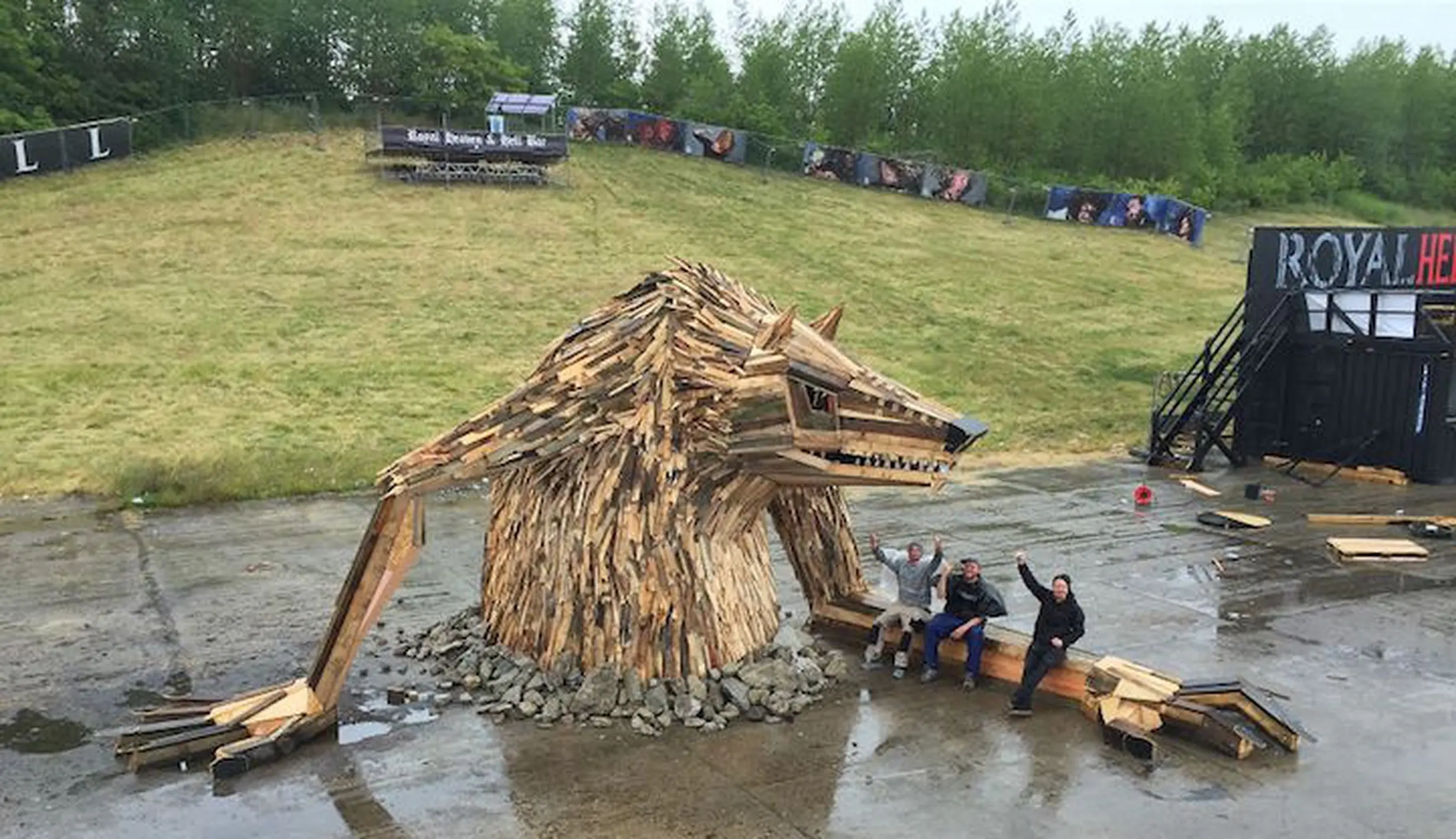 Manfaatkan Sisa Kayu Dan Bahan Bangunan, Seniman Ini Buat Patung ...