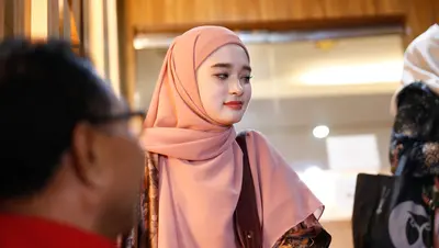 Inara Rusli Lepas Cadar, Ini 7 Potret Transformasi Istri Virgoun yang Dulu Member Girlband Bexxa ...