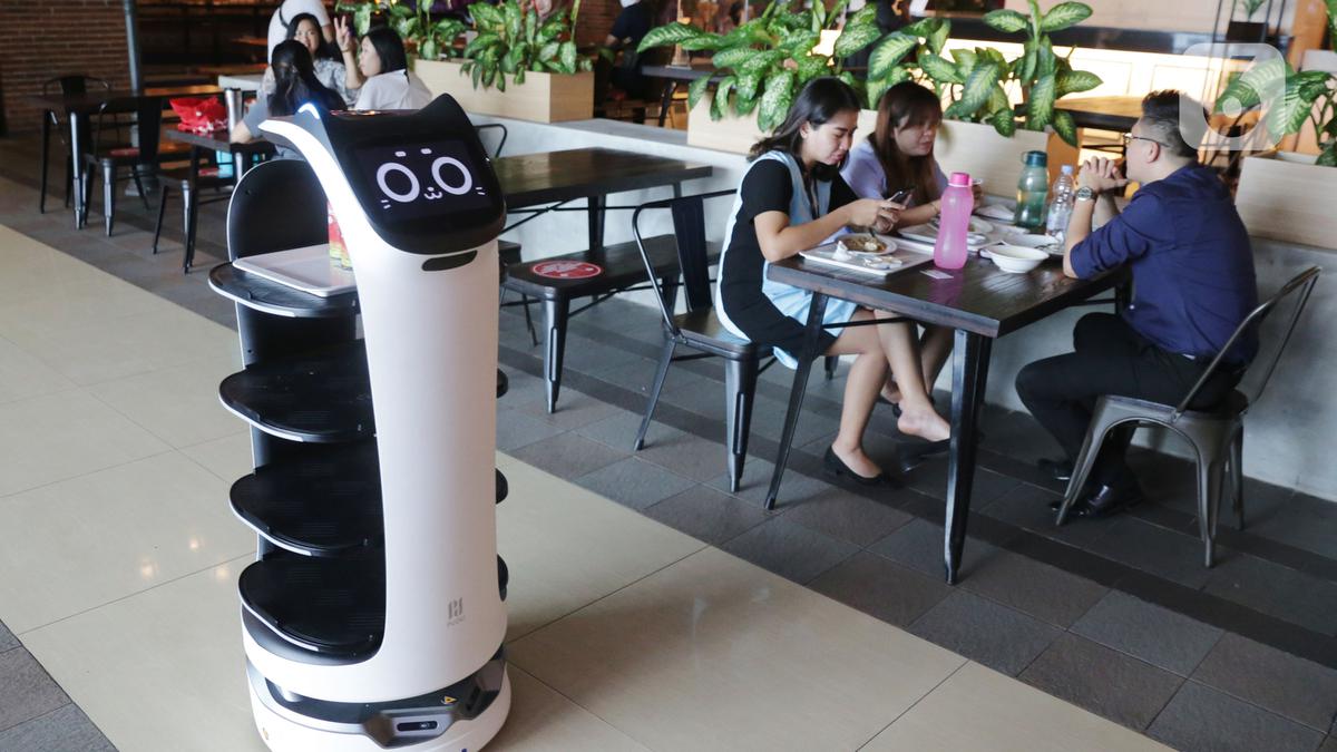 FOTO: Ada Robot Pengantar Makanan di Mal Tangerang - Foto Liputan6.com