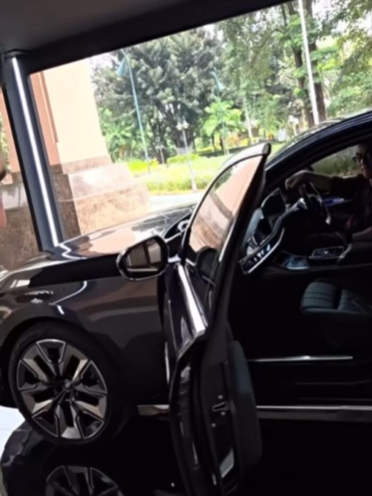 10 Potret Mobil Baru Luna Maya yang Mewah, Hadiah Valentine dari Maxime