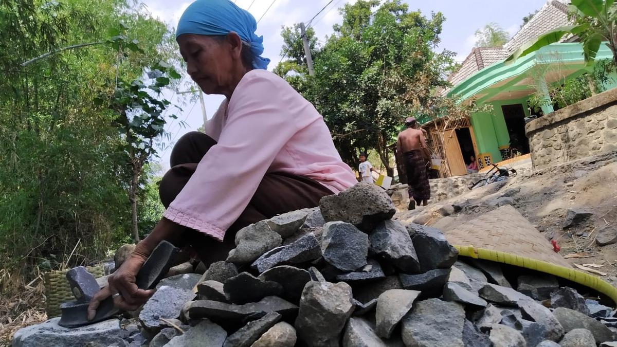 Kisah Perjuangan Nenek di Kediri, Kerja Banting Tulang Jadi Buruh Pecah Batu - Regional Liputan6.com