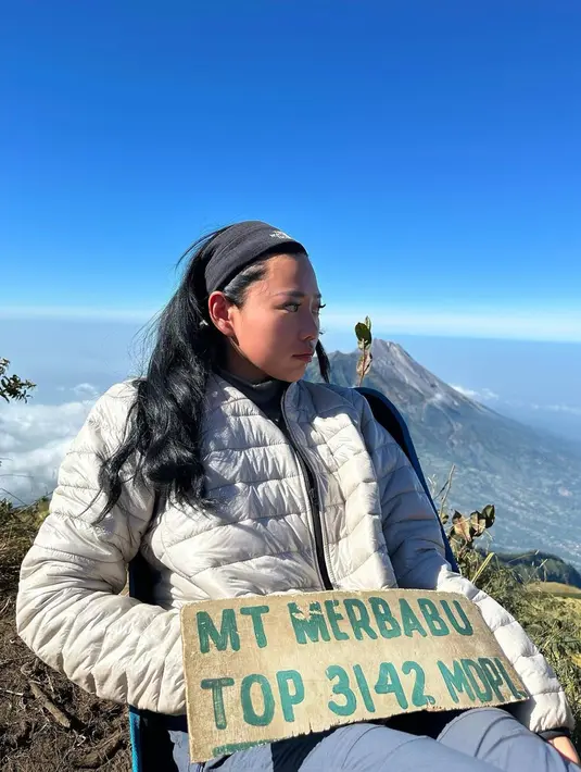 Potret Wendy Walters Kembali Mendaki Gunung, Tampak Santai Nikmati Alam - Foto Liputan6.com