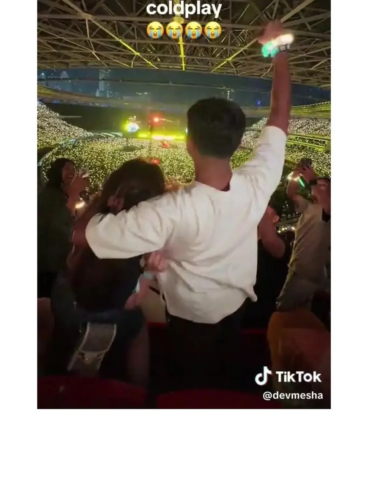 Momen Wanita Dilamar Kekasih Saat Konser Coldplay di GBK Ini Viral ...