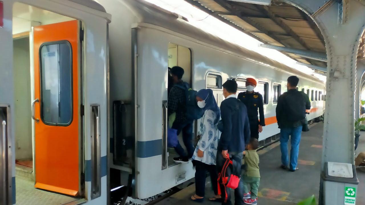 Hanya Beri Air Minum Saat Penumpang Terjebak 8,5 Jam di Kereta Api, Apa ...