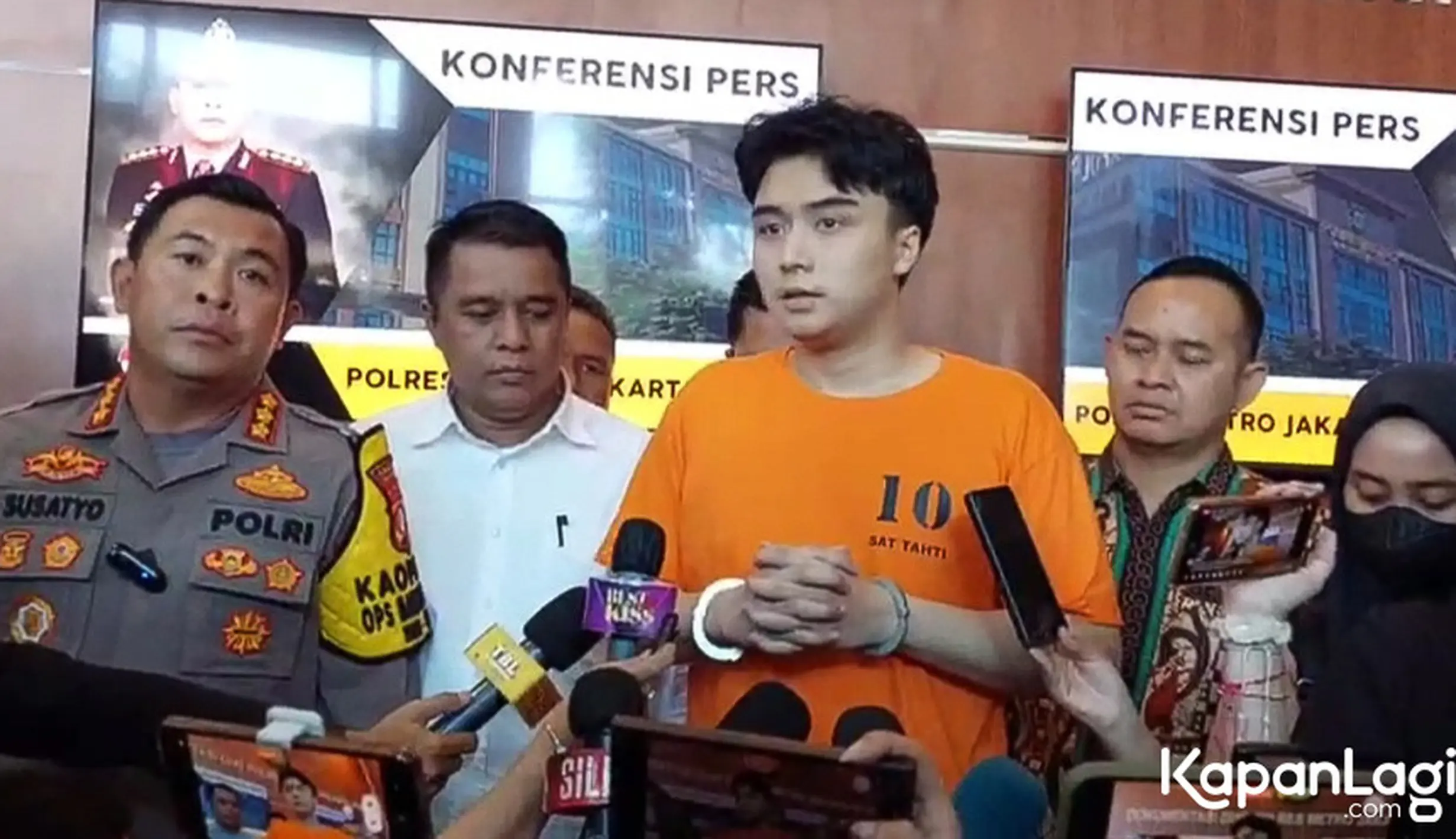 Potret Leon Dozan dengan Tangan Diborgol dan Berseragam Tahanan