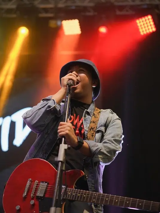 FOTO: Gaya Santai Joshua Suherman di Atas Panggung, Energik Banget ...