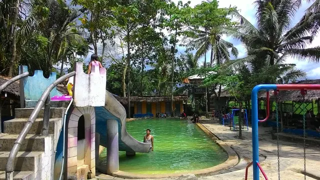 Mandi Air Panas sambil Nikmati Pemandangan di Cisolong, Banten ...