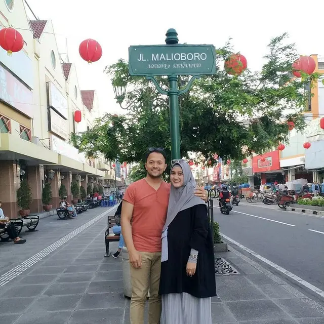 Jarang Tersorot, Ini 6 Potret Manis Meyda Sefira 'Ketika Cinta Bertasbih' dan Suami - Hot ...