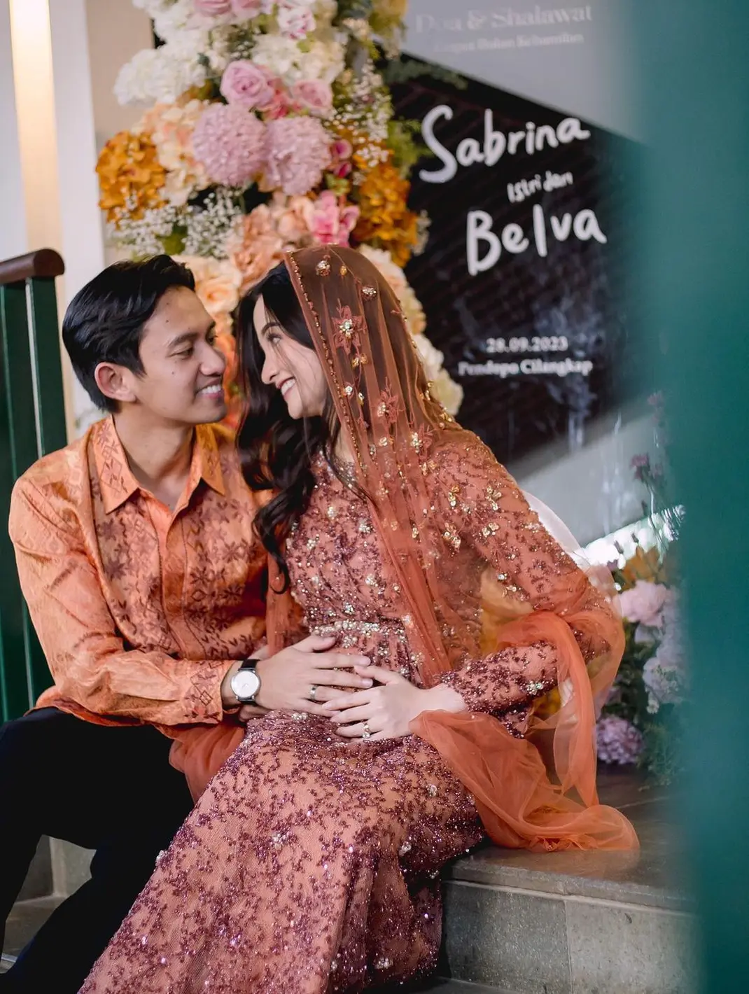 6 Gaya Sabrina Anggraini Istri Belva Devara di Pengajian 4 Bulanan ...
