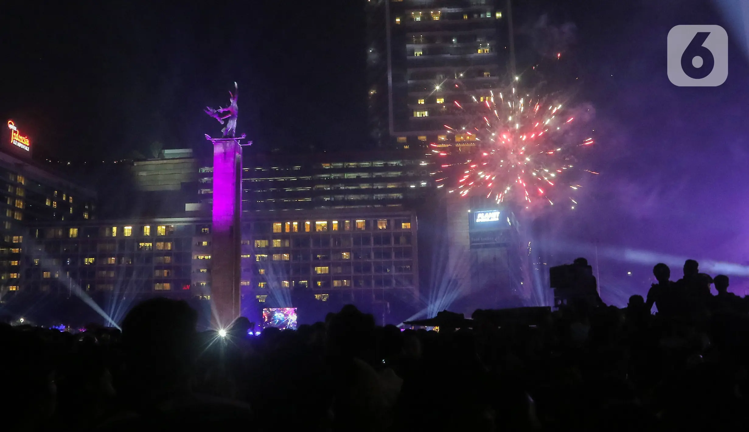 Atraksi Ratusan Drone Meriahkan Malam Pergantian Tahun di Bundaran HI - Foto Liputan6.com