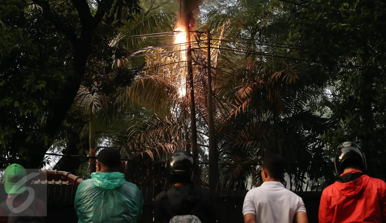 Kabel Listrik Mengeluarkan Percikan Api di Taman Suropati - Foto ...