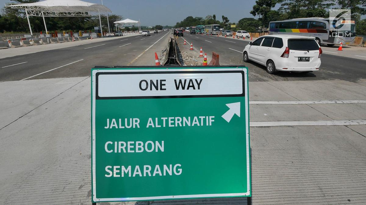 FOTO: Sistem One Way Diberlakukan, Begini Suasana Gerbang Tol Cikampek Utama - Foto Liputan6.com