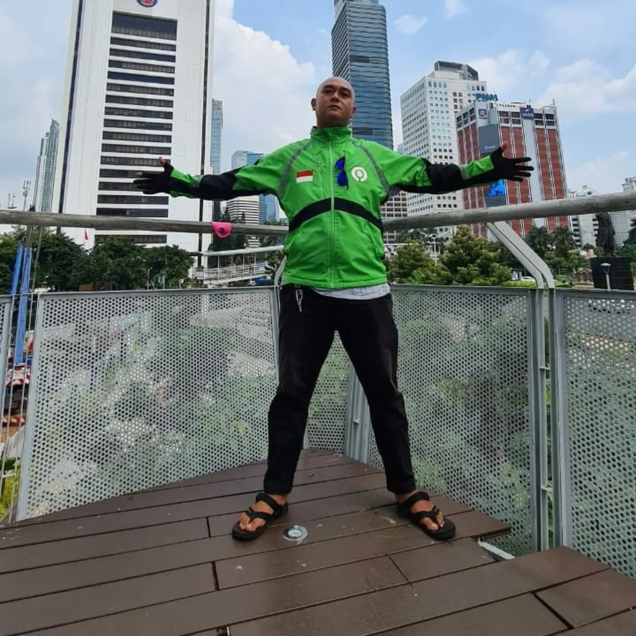 Viral, 5 Potret Bapak Ojol Ini Disebut Mirip Karakter Meme 'Si Botak'