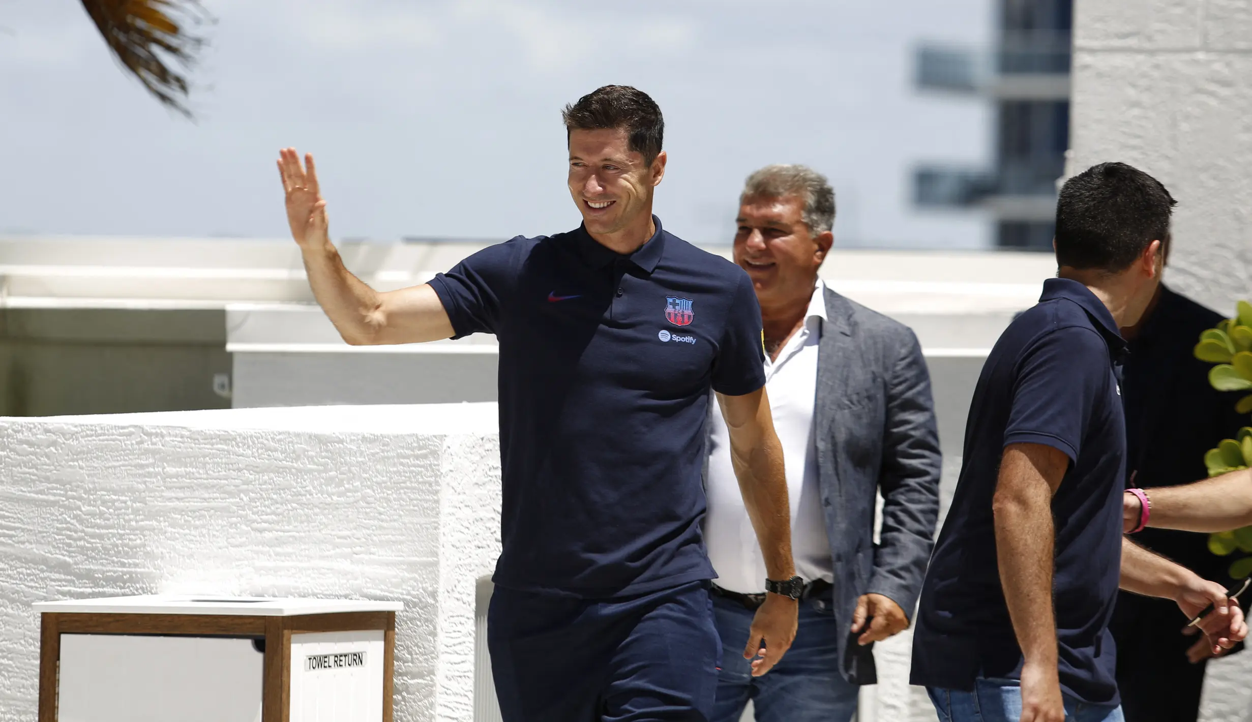 Semringah Robert Lewandowski Resmi Diperkenalkan Barcelona - Foto ...