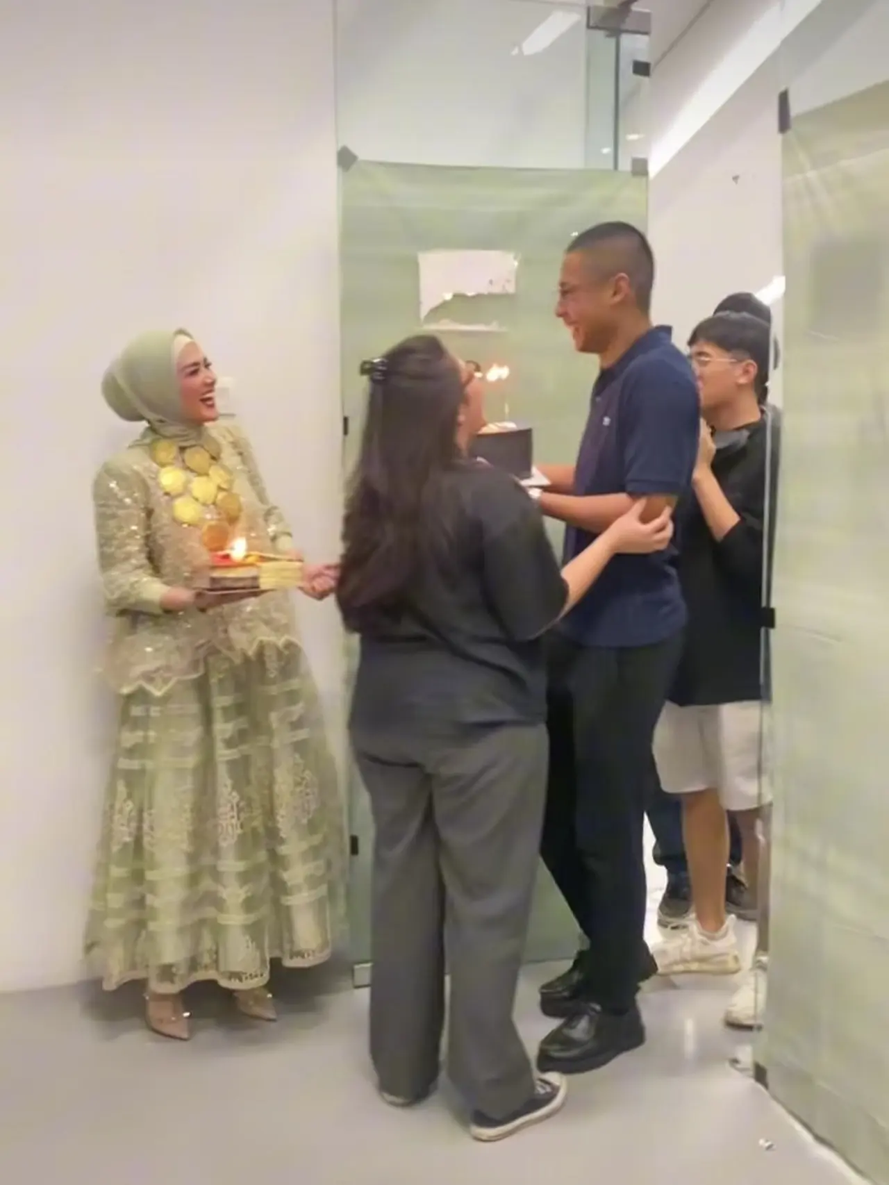 6 Potret Tiarani Savitri Putri Mulan Jameela Rayakan Ultah ke-23, Syok ...