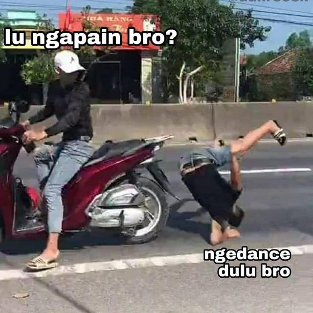 6 Meme Kelakuan Orang Naik Motor Boncengan Ini Bikin Tepuk Jidat
