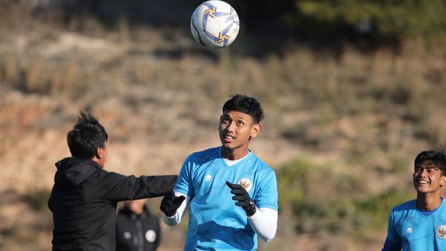 5 Potret Salman Alfarid, Bek Kiri Baru Persebaya Surabaya - Surabaya ...