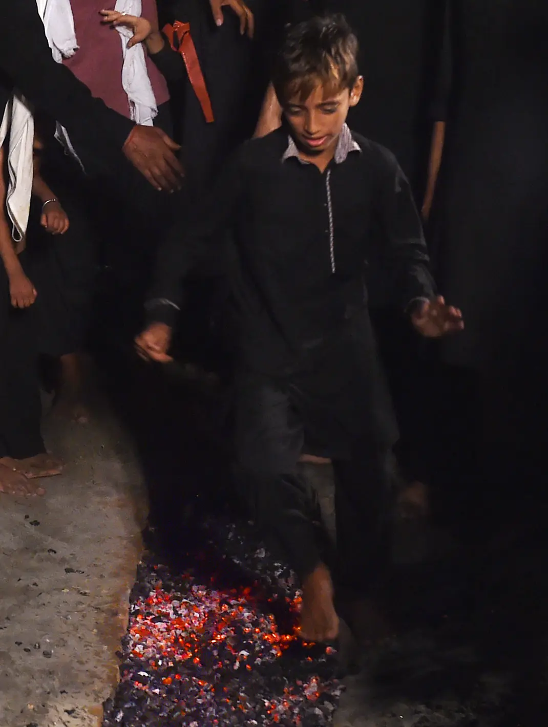 FOTO: Sambut Asyura, Anak-Anak Syiah Pakistan Berlari di Bara Api ...