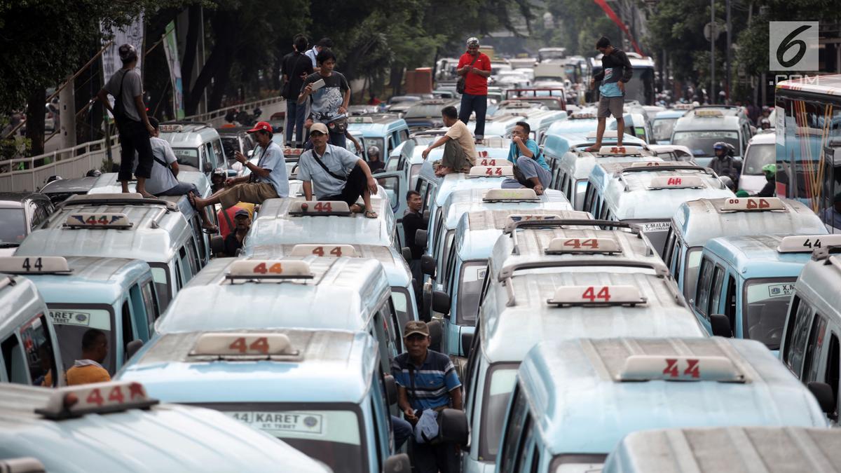 FOTO: Transjakarta Didemo Sopir Angkot M-44 di Tebet - Foto Liputan6.com