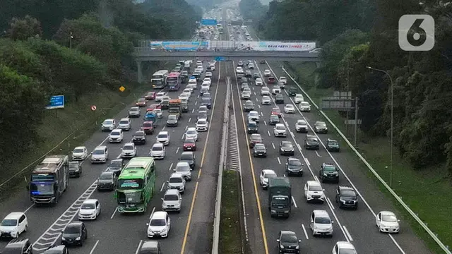 Arus Lalu Lintas Jalan Tol Jakarta-Cikampek ke Cipularang Ramai Lancar - News Liputan6.com