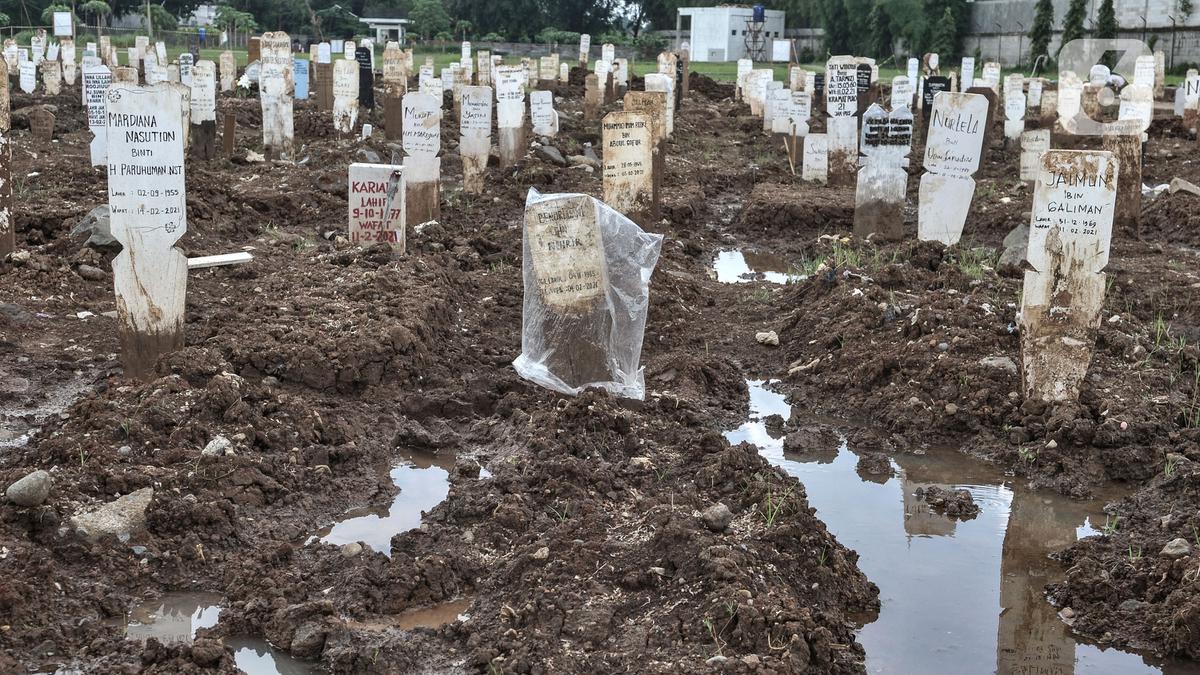 FOTO: Lahan Makam Covid-19 di TPU Bambu Apus Penuh - Foto Liputan6.com