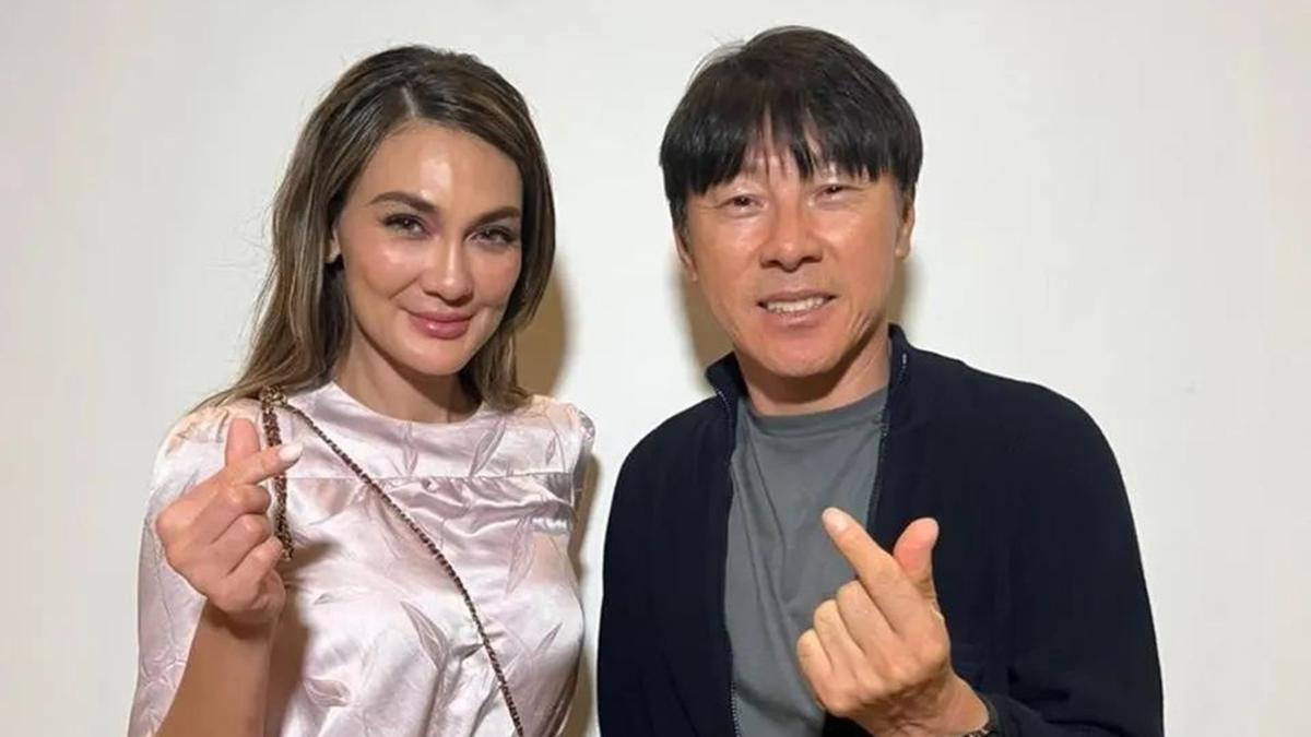 Momen Keakraban Shin Tae-yong dan Luna Maya, Curi Perhatian - Foto ...