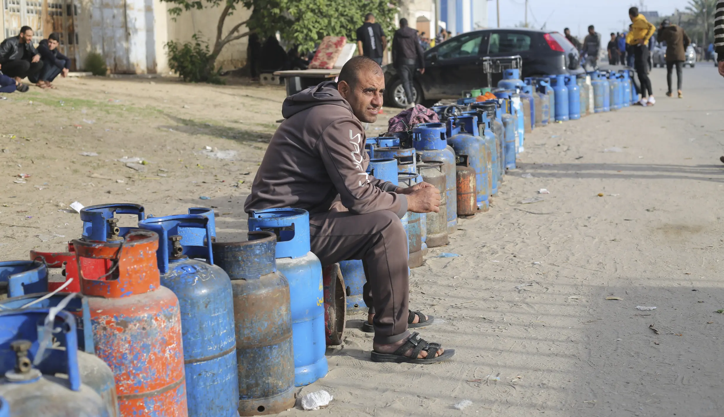 Potret Warga Palestina Antre Mendapatkan Gas untuk Memasak di Tengah ...