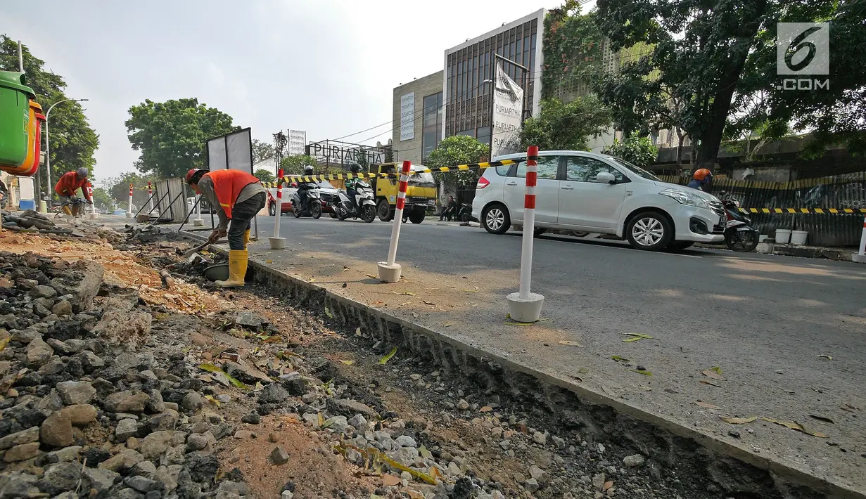 FOTO: Memantau Proyek Revitalisasi Trotoar Kemang - Foto Liputan6.com