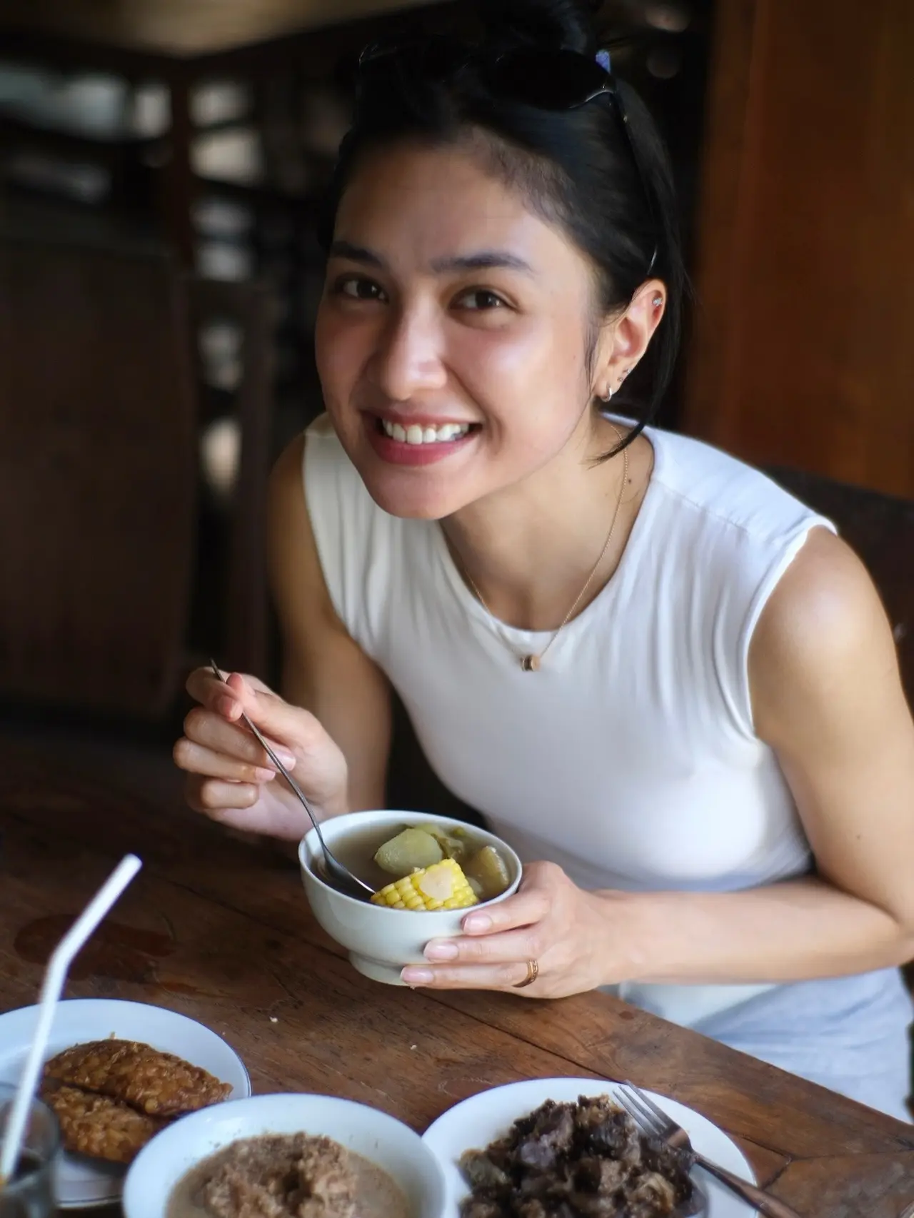 7 Potret Mesra Mikha Tambayong dan Deva Mahenra Liburan di Jogja - Hot ...